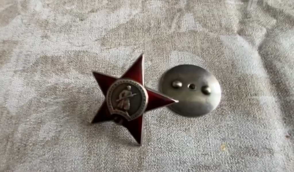 Реконструкторы из Канады передали в Смоленскую область орден Красной Звезды